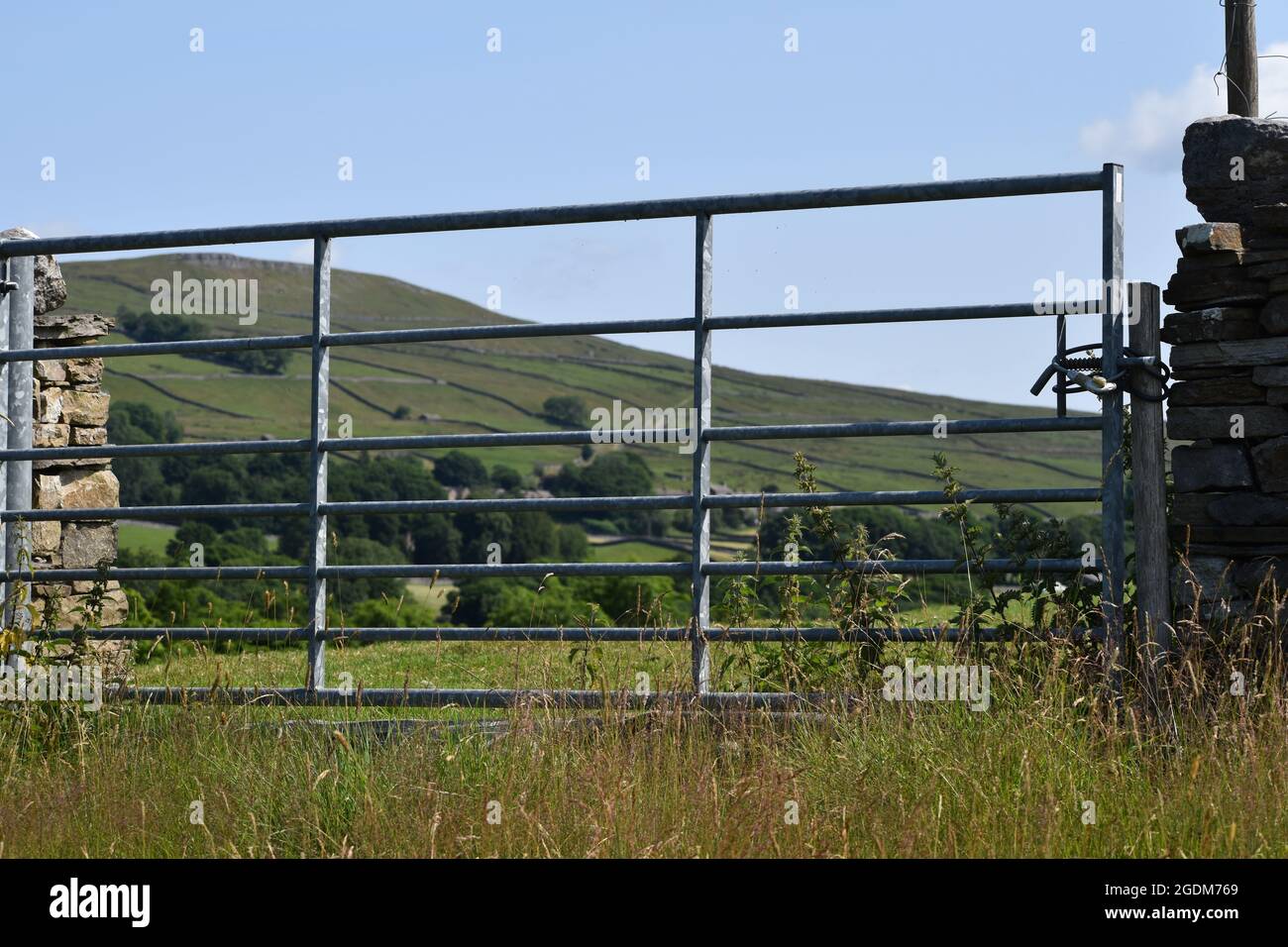 Yorkshire Dales countryside gate Stock Photo - Alamy