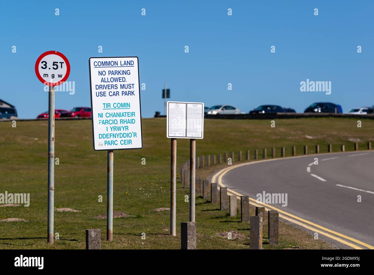 Welsh road signs hi-res stock photography and images - Alamy