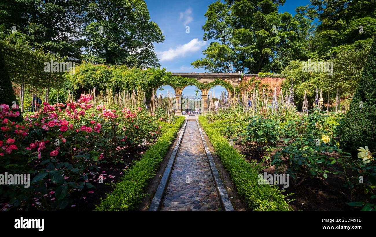The alnwick garden gate hi-res stock photography and images - Alamy