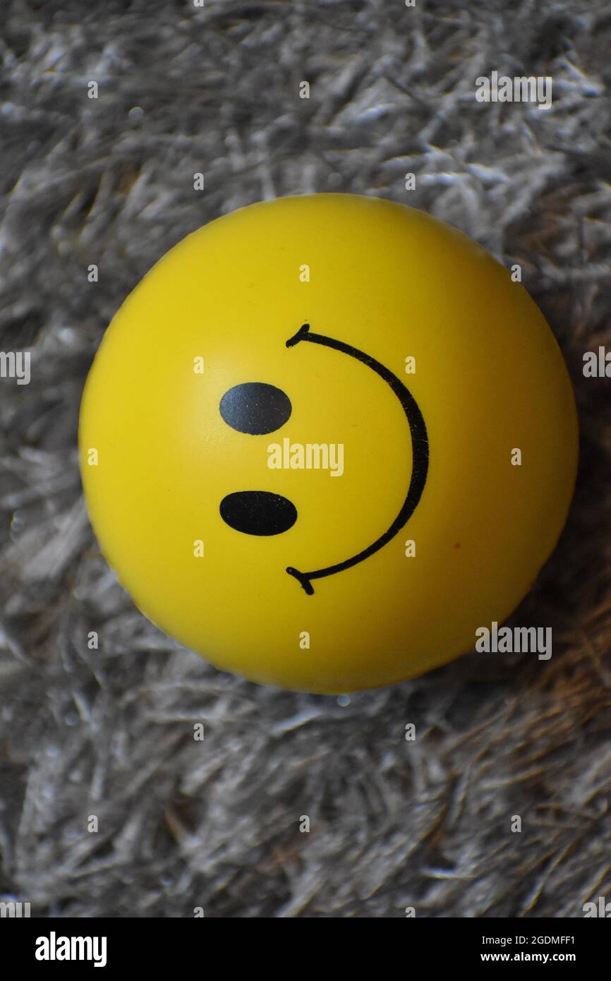 Smiley yellow face Stock Photo - Alamy