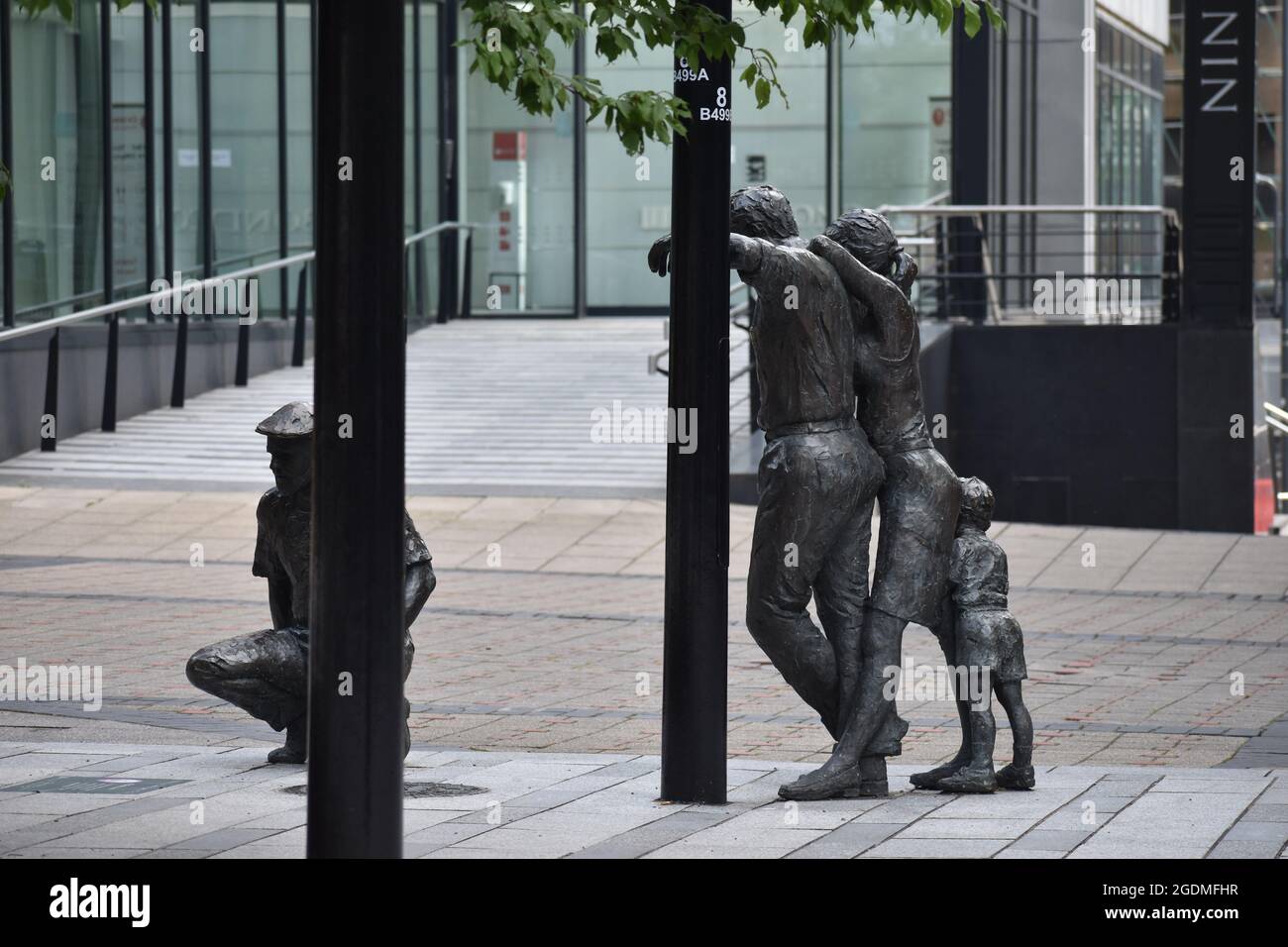 Metal statue of people in a city Stock Photo - Alamy