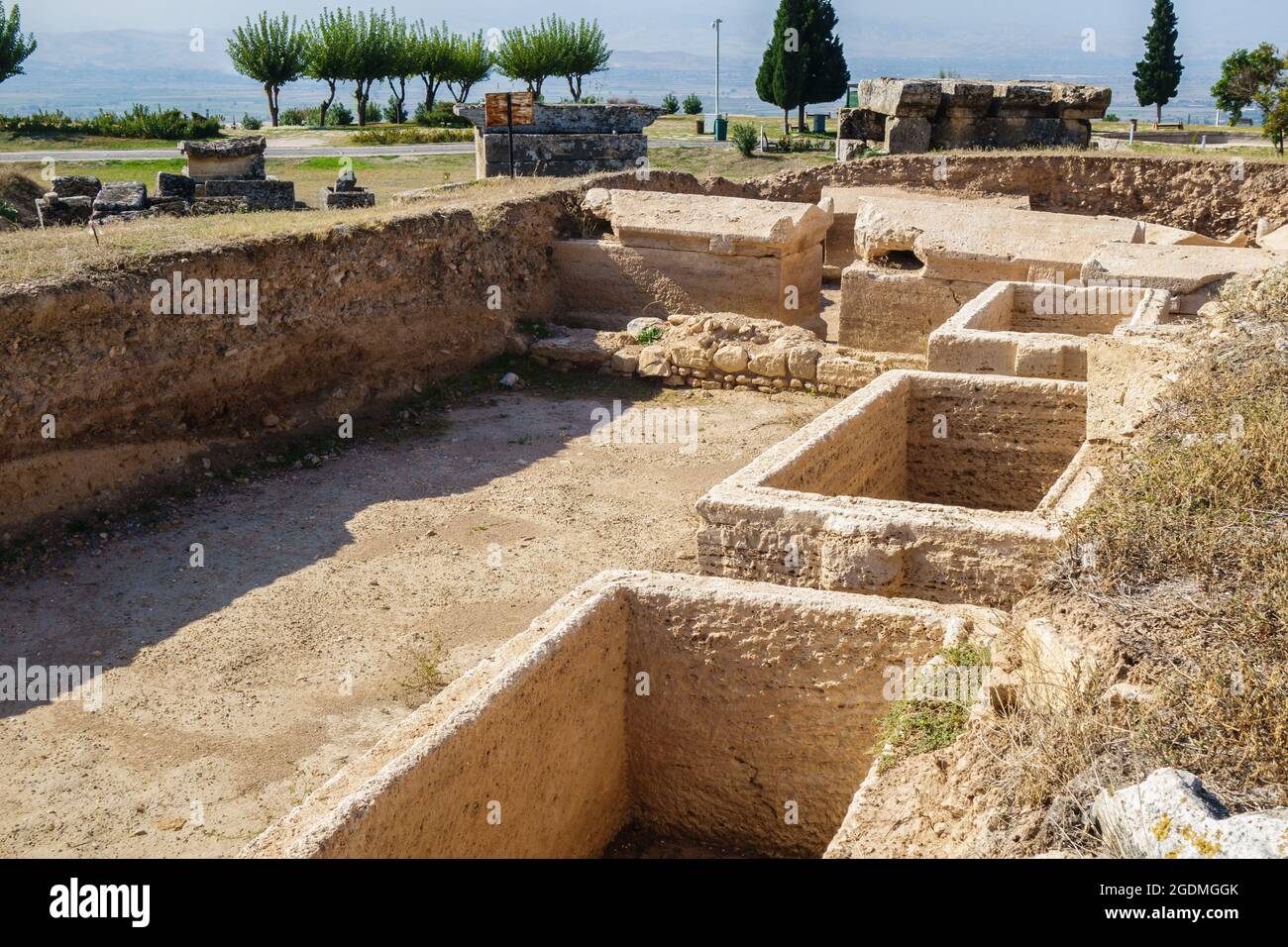 Antique cemetery hi-res stock photography and images - Alamy