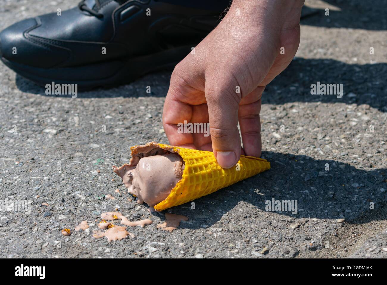 Fallen ice cream on the ground hi-res stock photography and images - Alamy
