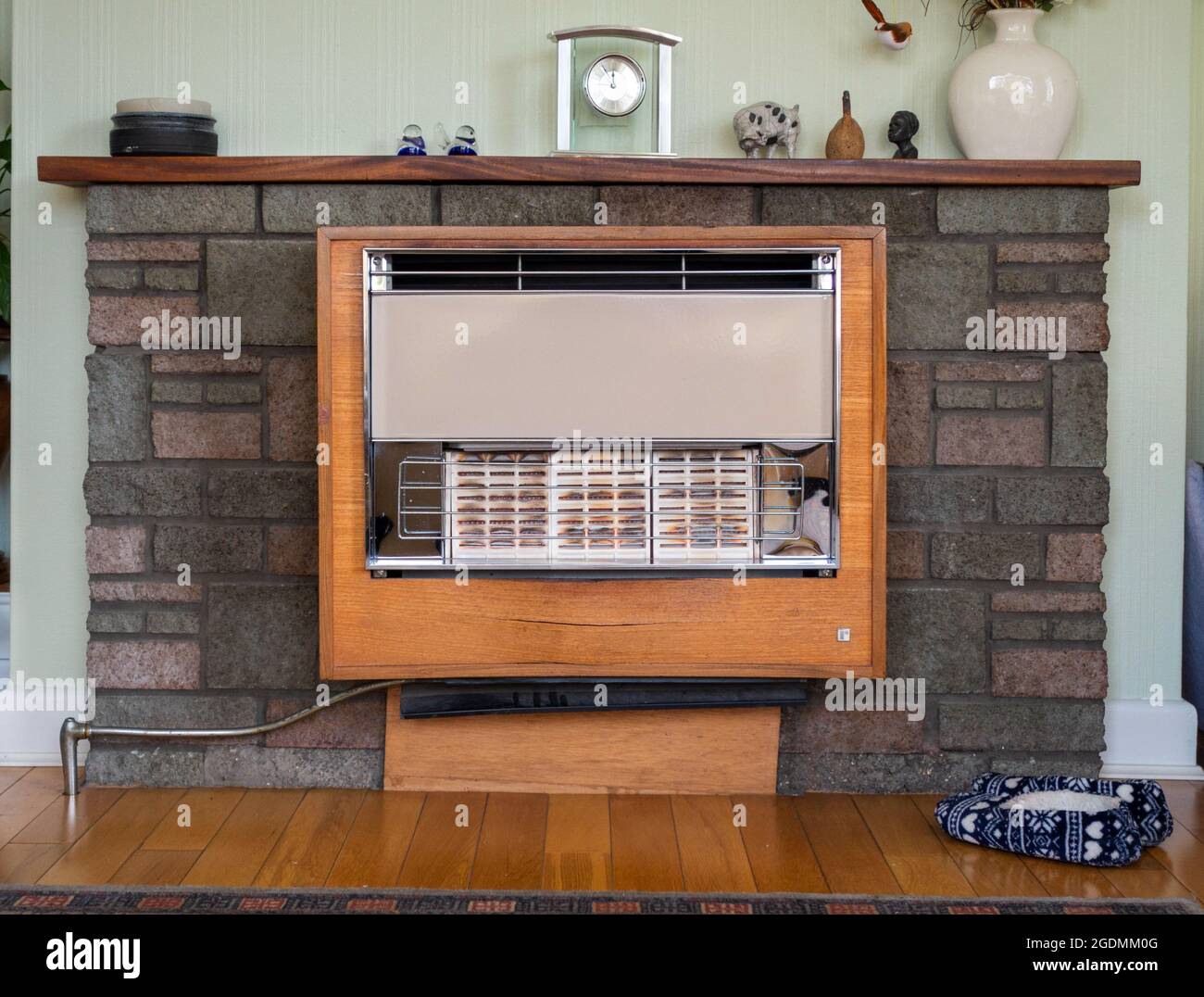 Traditional wood surround gas fire hi-res stock photography and images ...