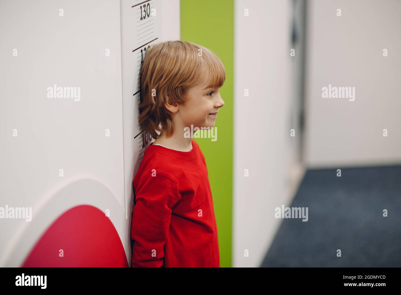 Child height measurement scale hi-res stock photography and images - Alamy