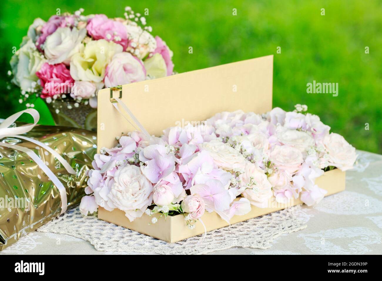 How to transform vintage paper box into a beautiful gift. Step by step ...