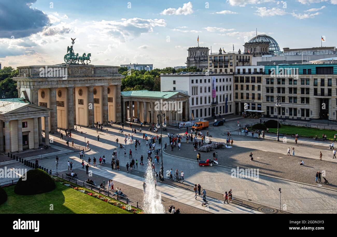 Sculpture reichstag hi-res stock photography and images - Alamy