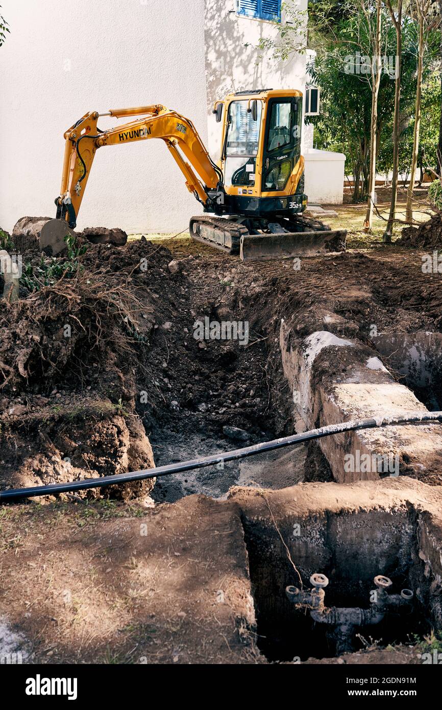 Active heavy machinery excavator hi-res stock photography and images ...
