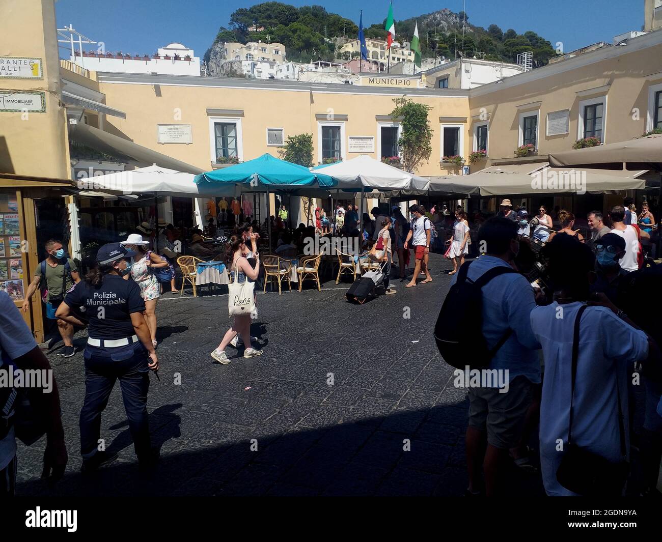 Summer and vacations: tourists stroll in the main square of Capri ...