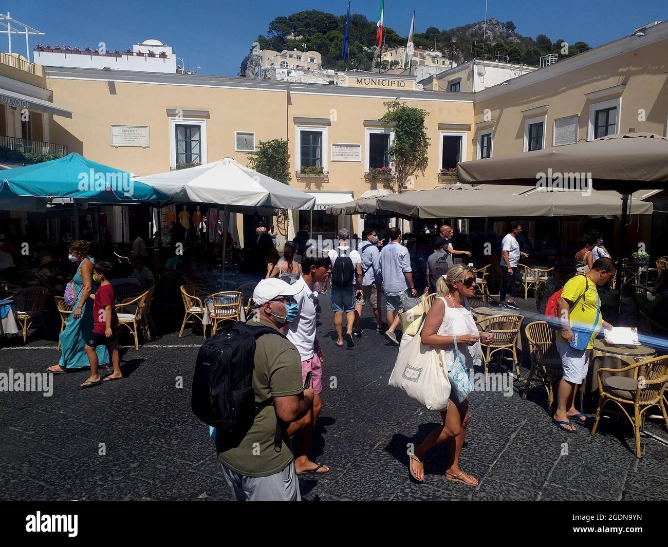 Summer and vacations: tourists stroll in the main square of Capri ...