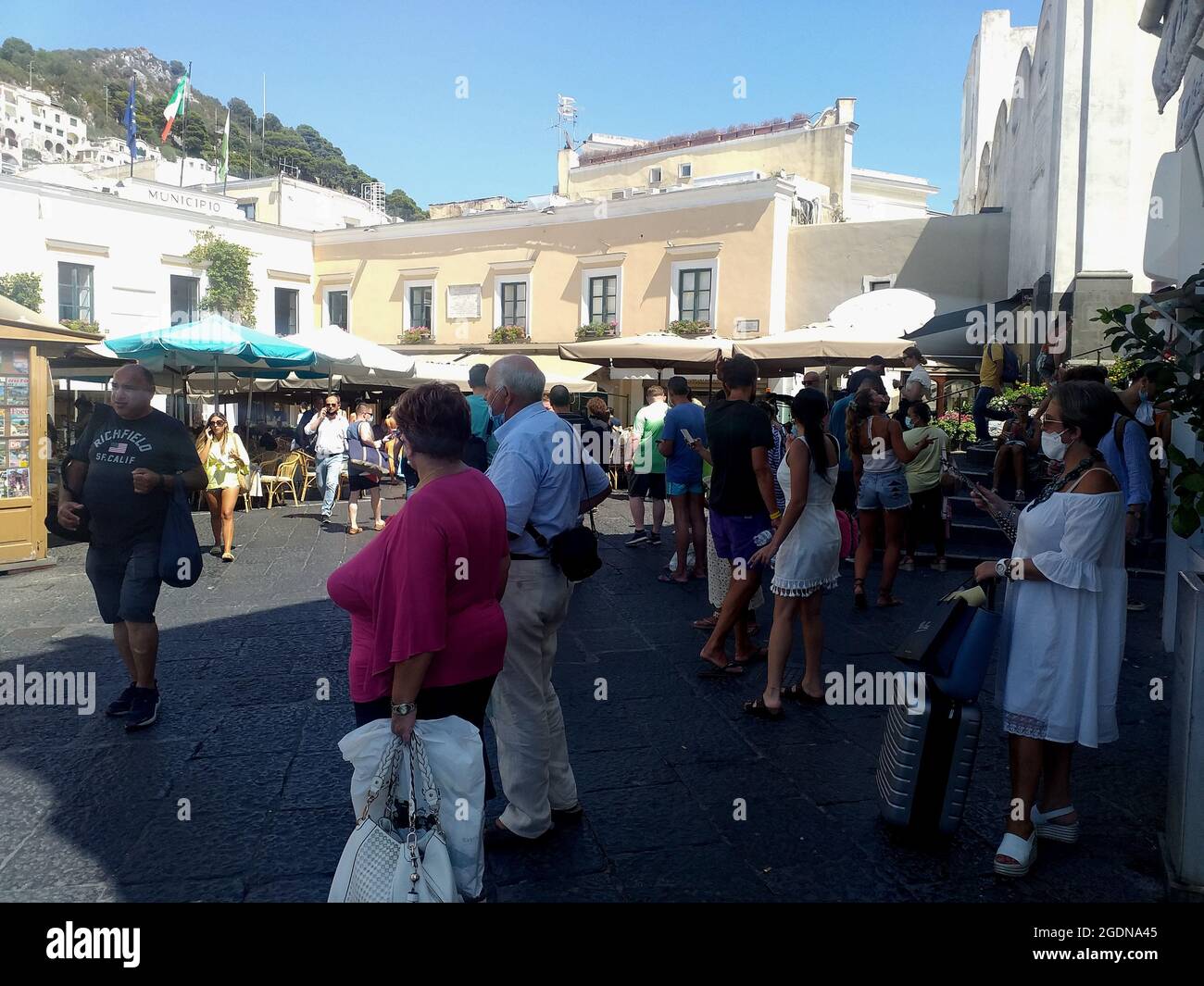 Summer and vacations: tourists stroll in the main square of Capri ...