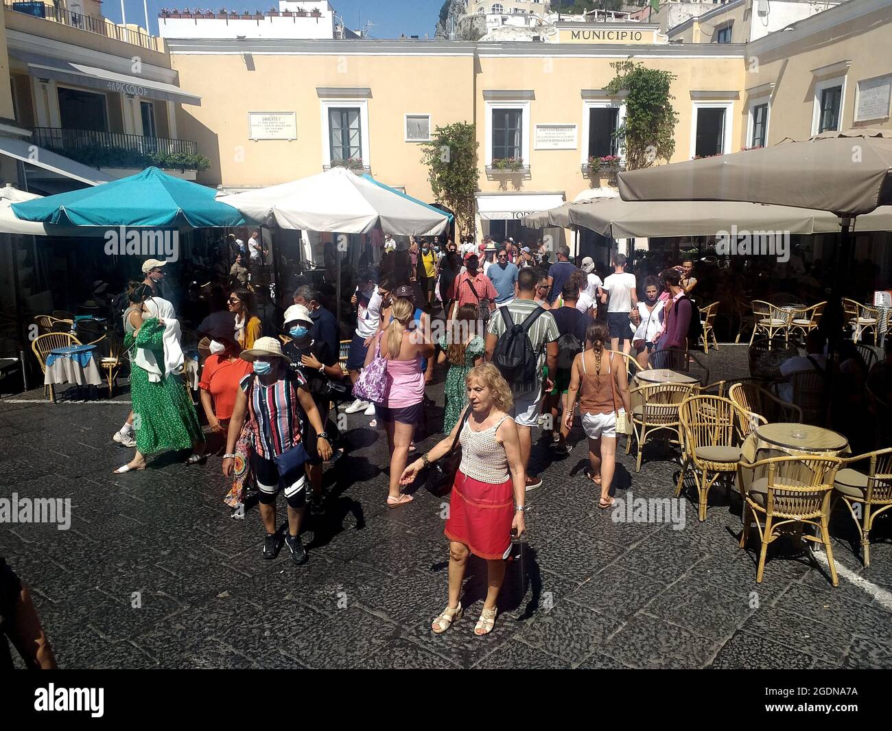 Summer and vacations: tourists stroll in the main square of Capri ...