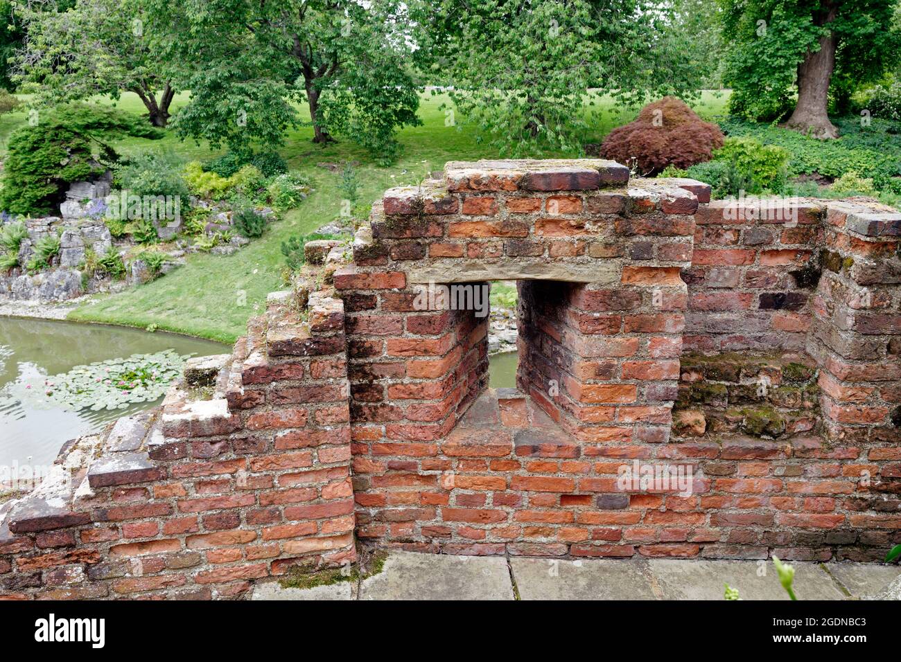 Tudor wall hi-res stock photography and images - Alamy