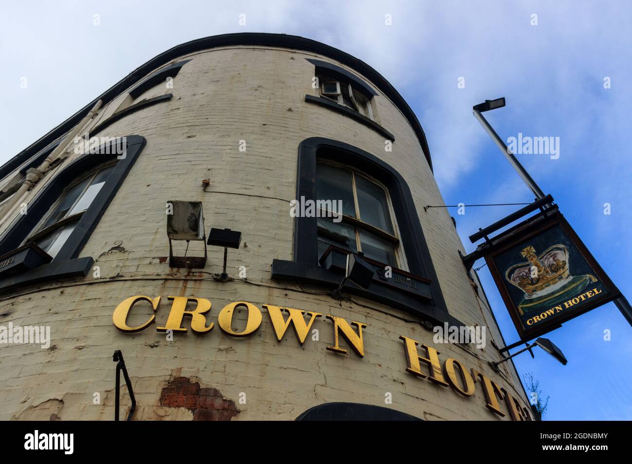Crown hotel pub sign hi-res stock photography and images - Alamy