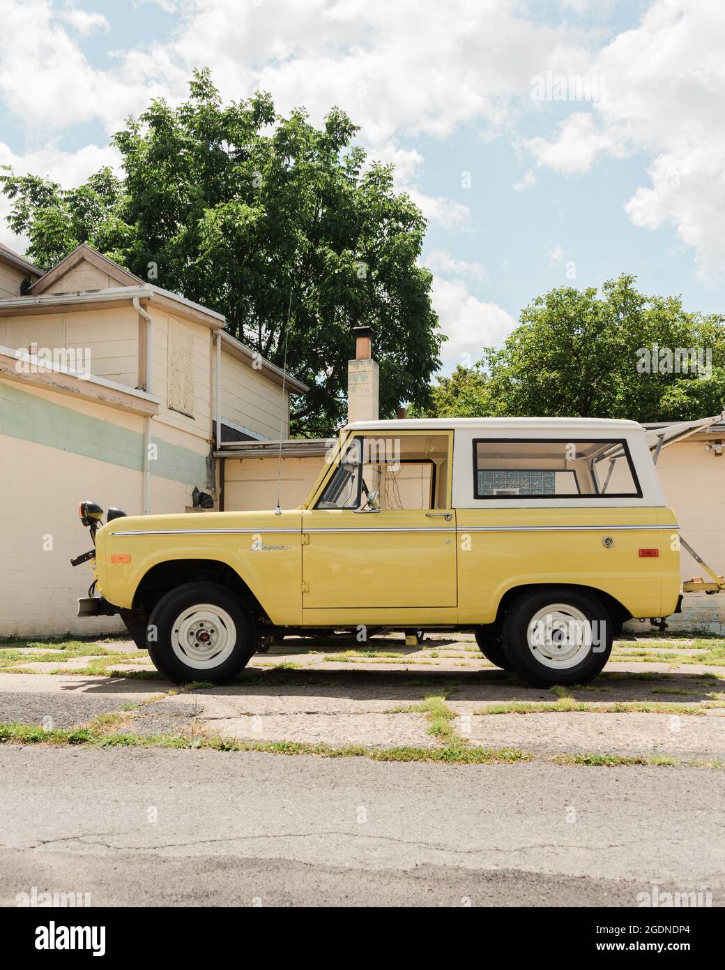 Yellow ford bronco hi-res stock photography and images - Alamy