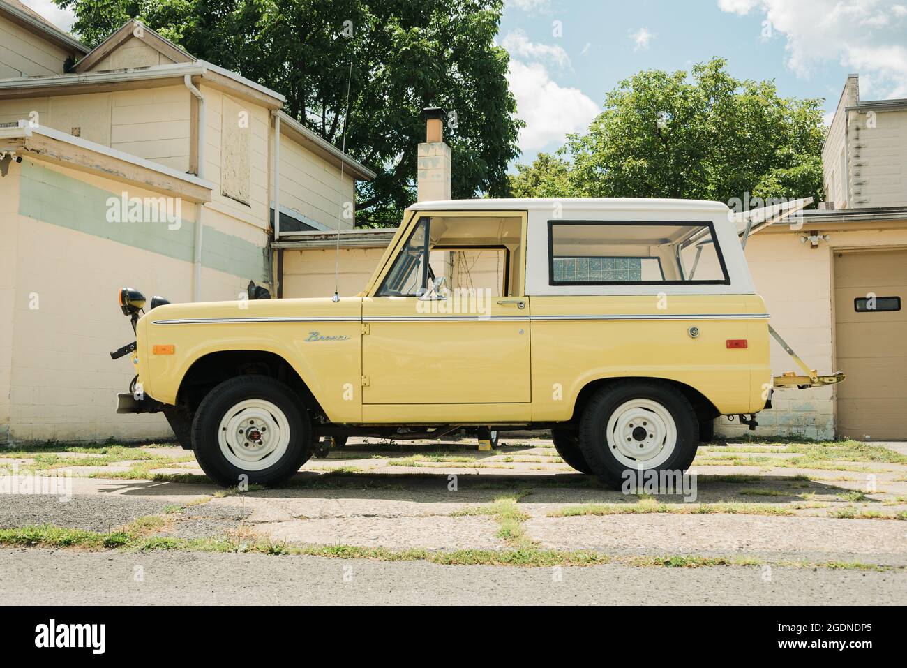 Yellow ford bronco hi-res stock photography and images - Alamy