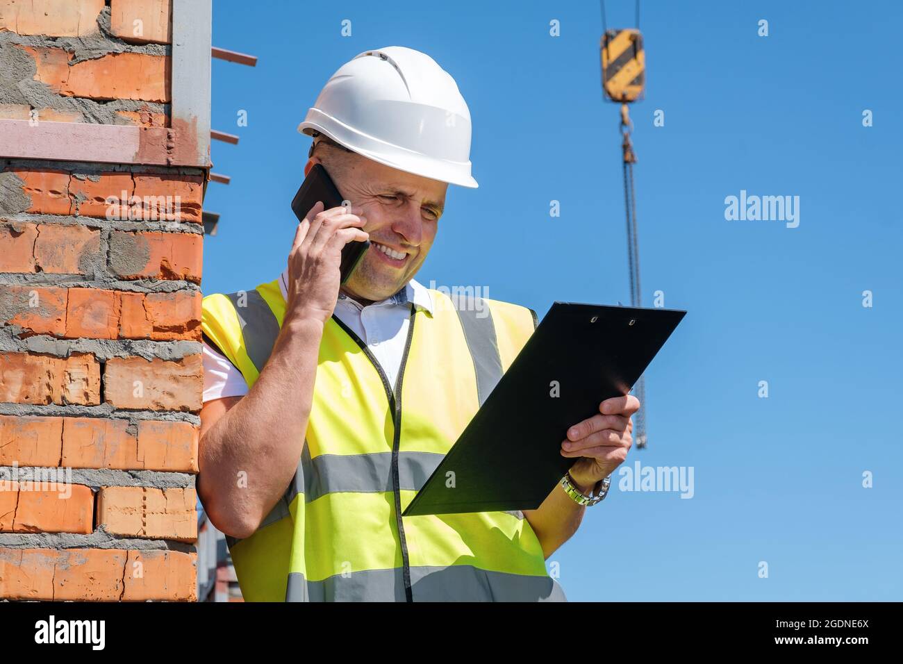 Builder smartphone construction site hi-res stock photography and ...