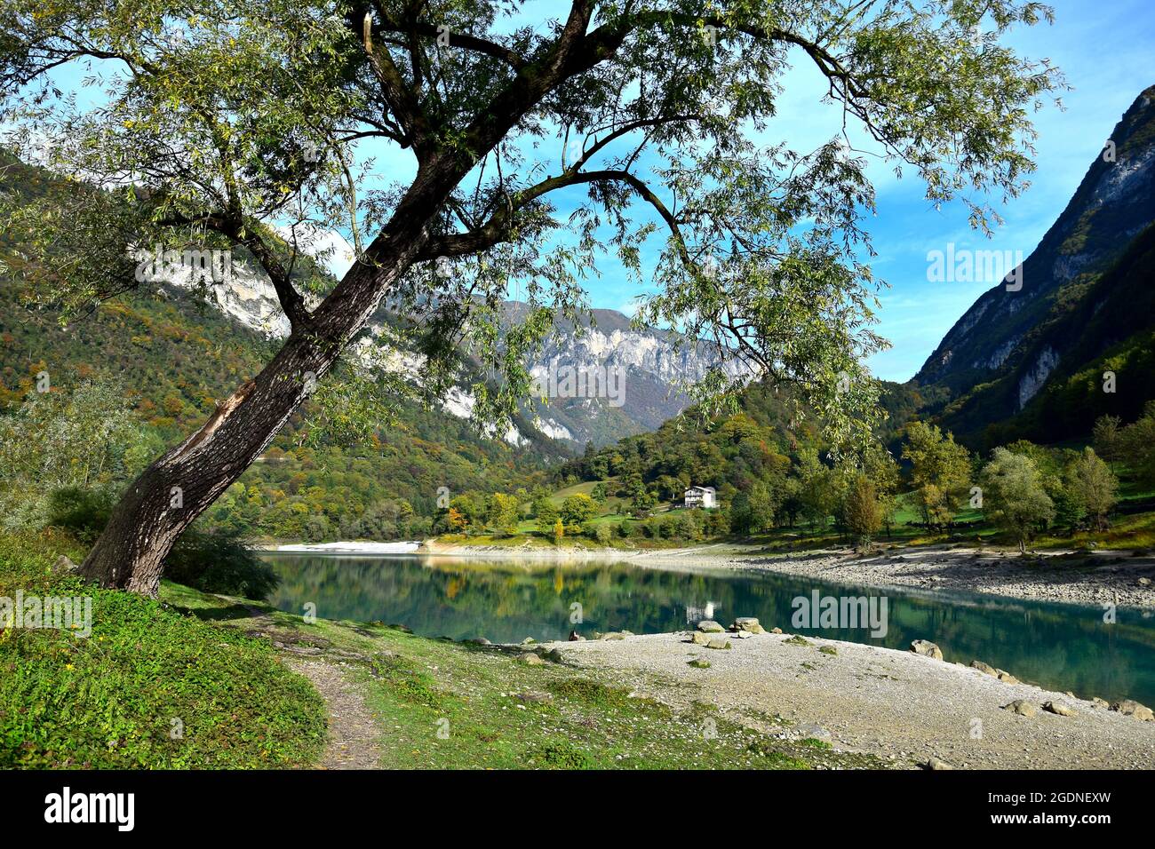 Beautiful Lake Tenno and the surrounding mountains. Trentino, Italy ...