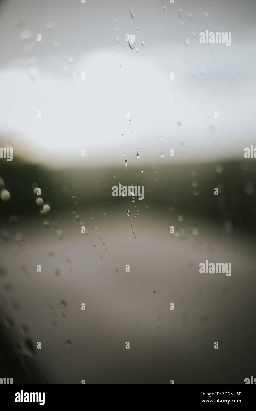 Rain drops falling on windows hi-res stock photography and images - Alamy