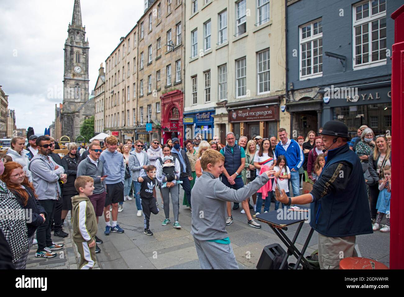 Royal Mile Edinburgh, Scotland, UK. 14th August 2021. Sun came out for ...