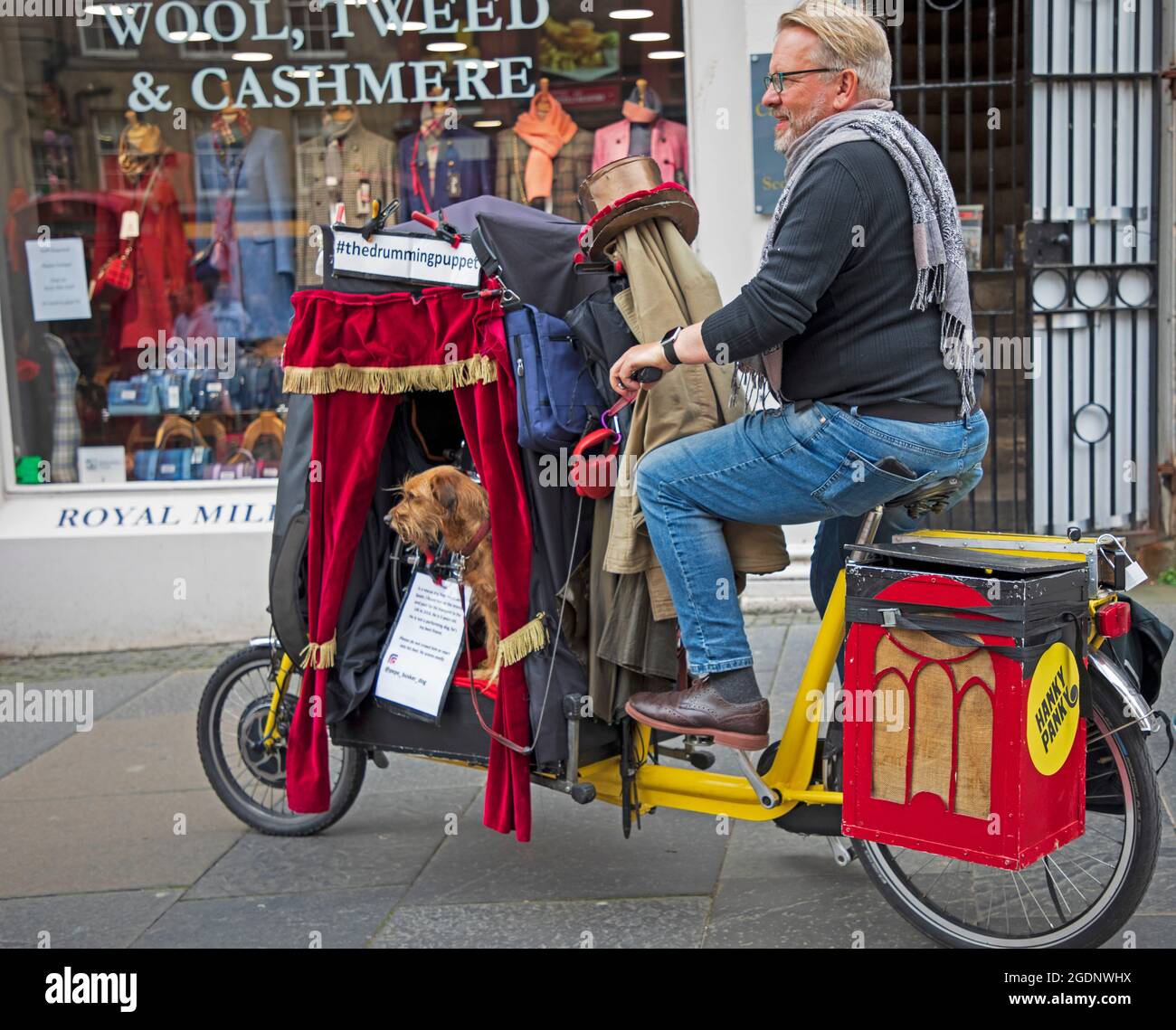 Scotland busker dog hi-res stock photography and images - Alamy