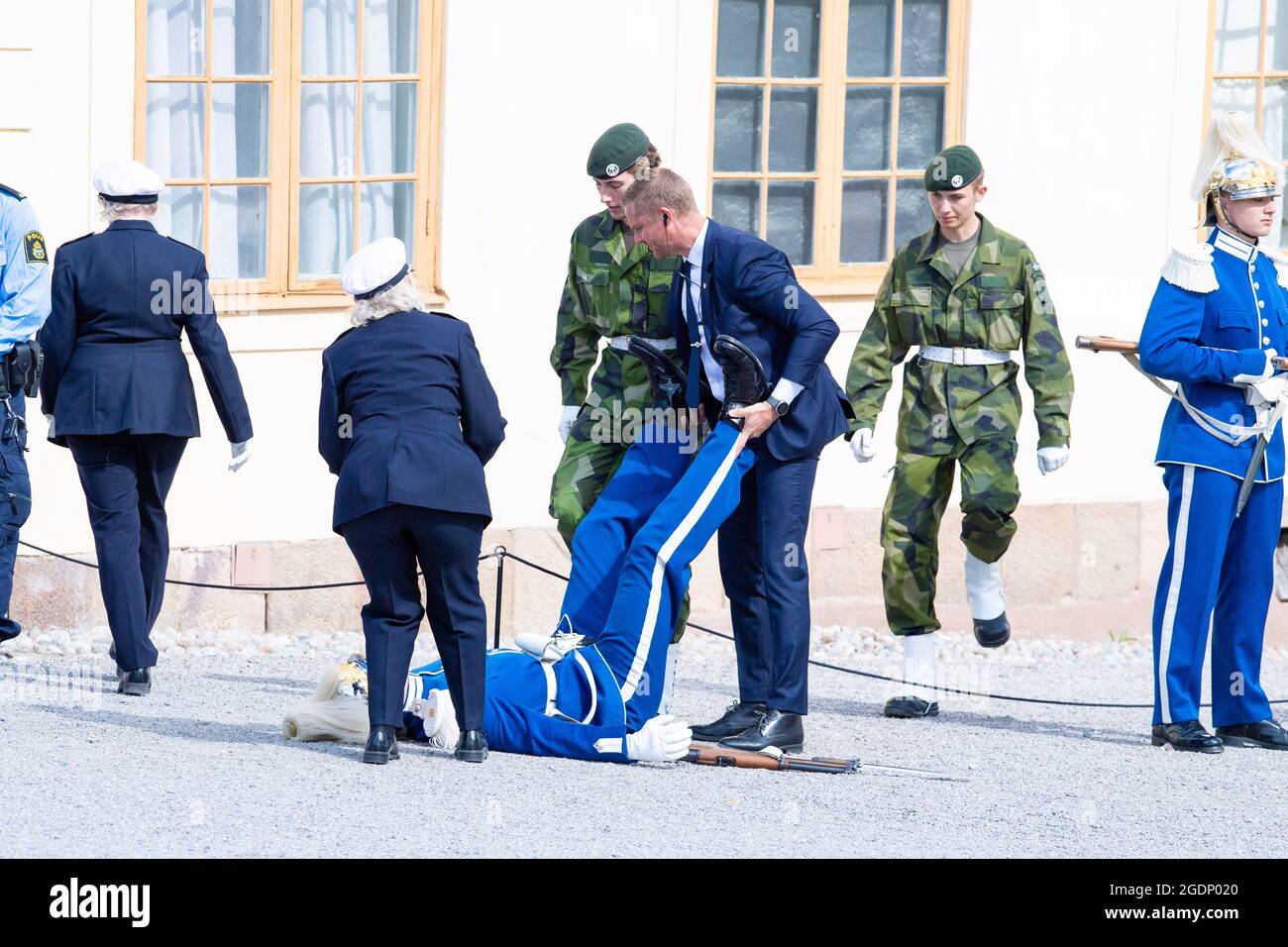 Member of Royal Guard fainted during attending the christening Prince ...