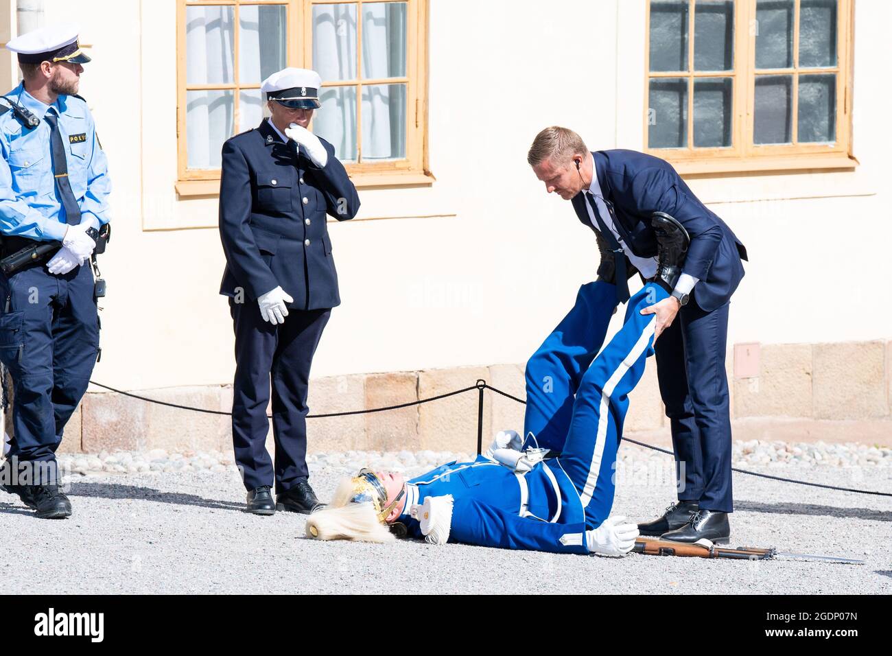 Member of Royal Guard fainted during attending the christening Prince ...