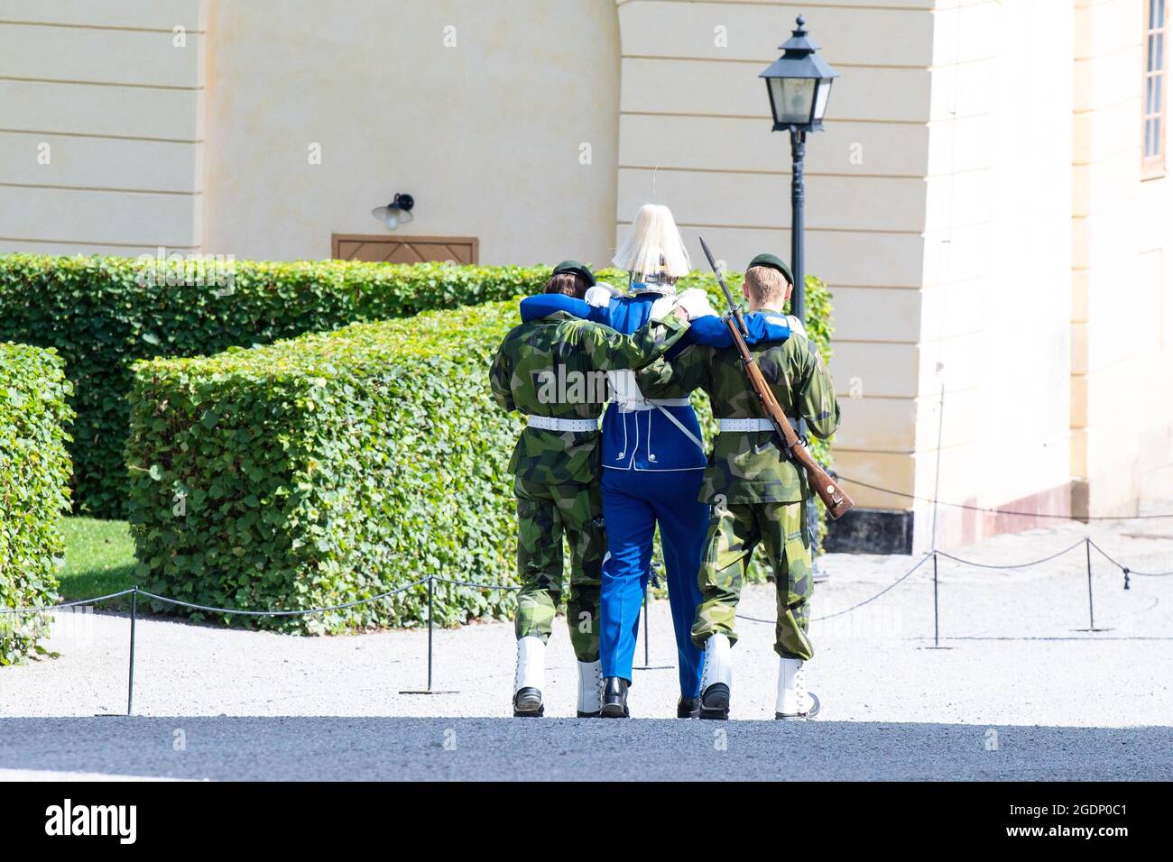 Member of Royal Guard fainted during attending the christening Prince ...