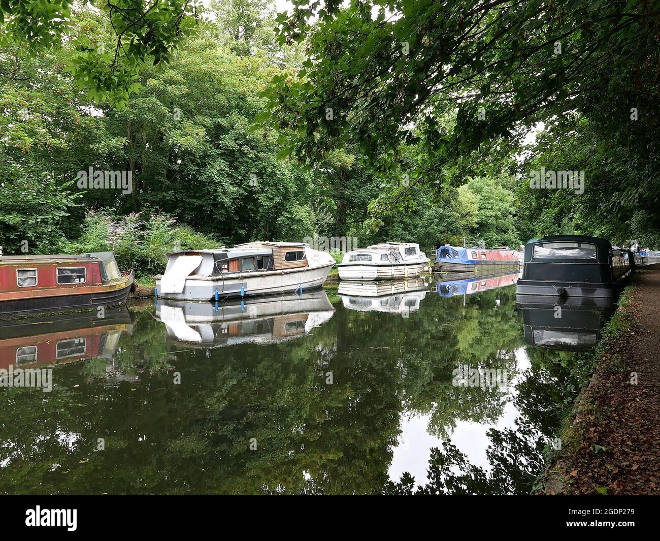 An attractive lake, with the rivers Colne and Frays running alongside ...