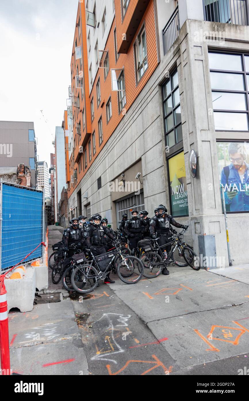 Cop in riot gear uniform hi-res stock photography and images - Alamy
