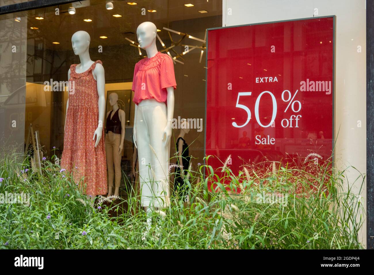 Off sale sign hi-res stock photography and images - Alamy