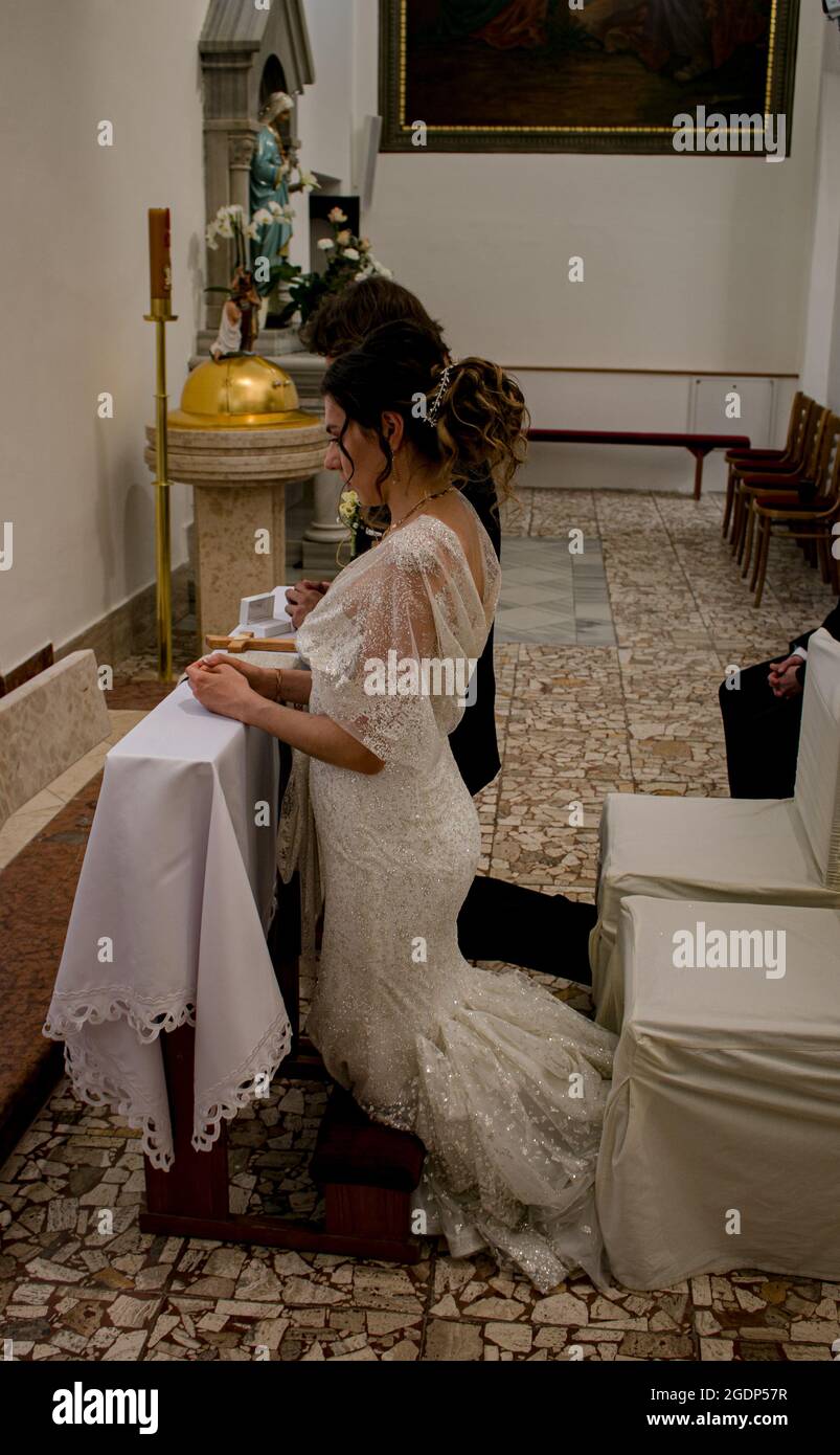 Catholic wedding altar hi-res stock photography and images - Alamy