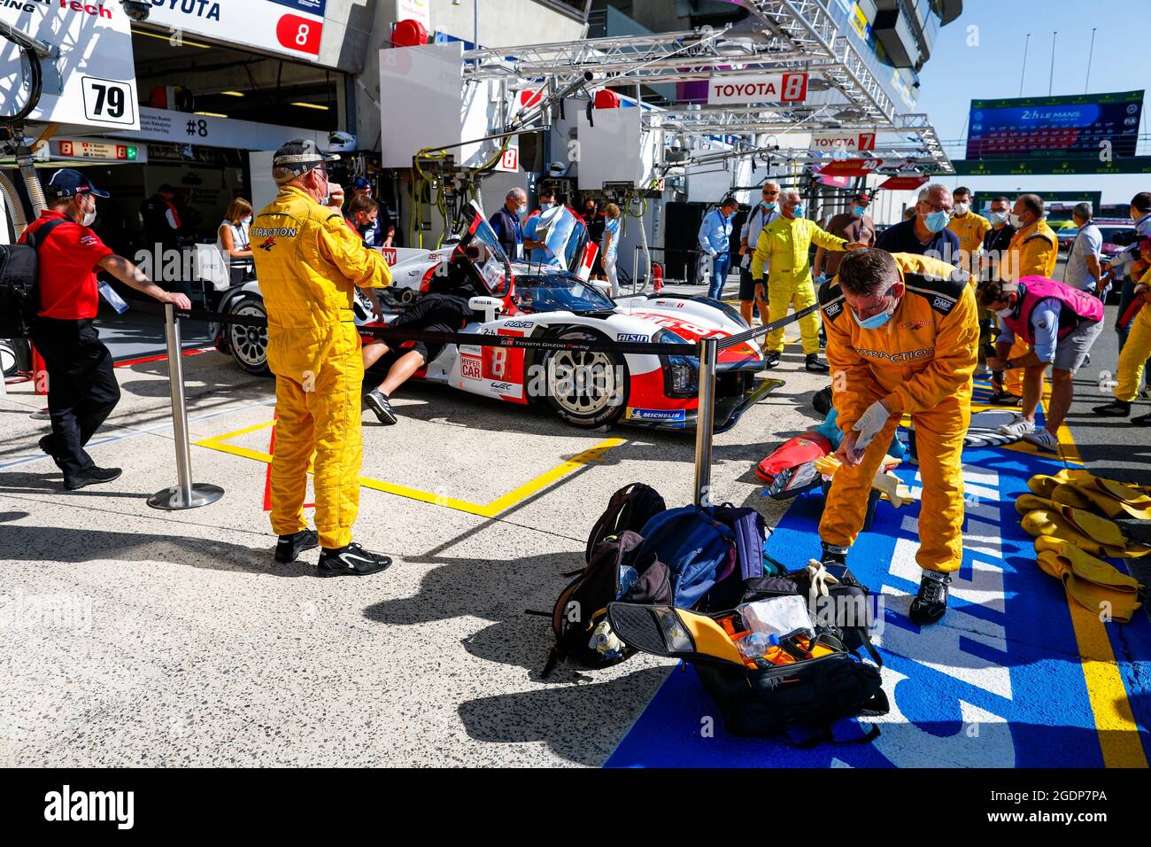 Practise for extraction crew with 08 Buemi Sébastien (swi), Nakajima ...