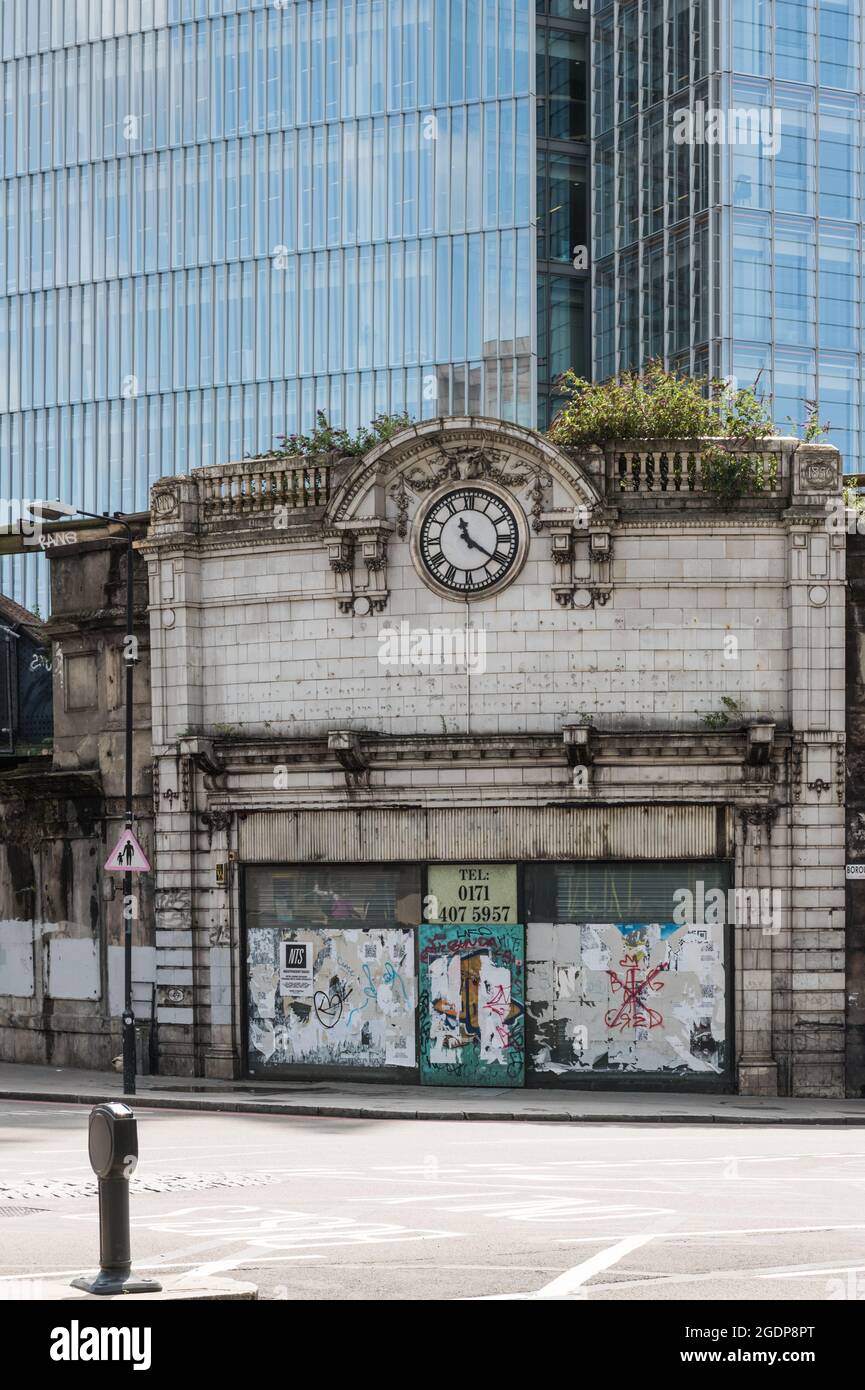 Boarded up London Bridge shop front Stock Photo - Alamy