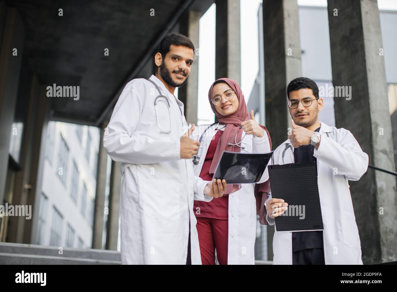 Team three arab doctors standing hi-res stock photography and images ...