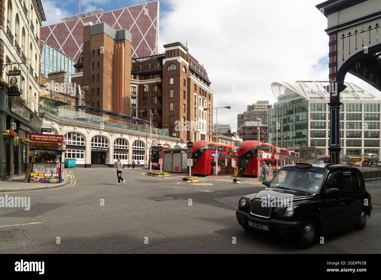 Victoria mainline railway station, london, england Stock Photo - Alamy