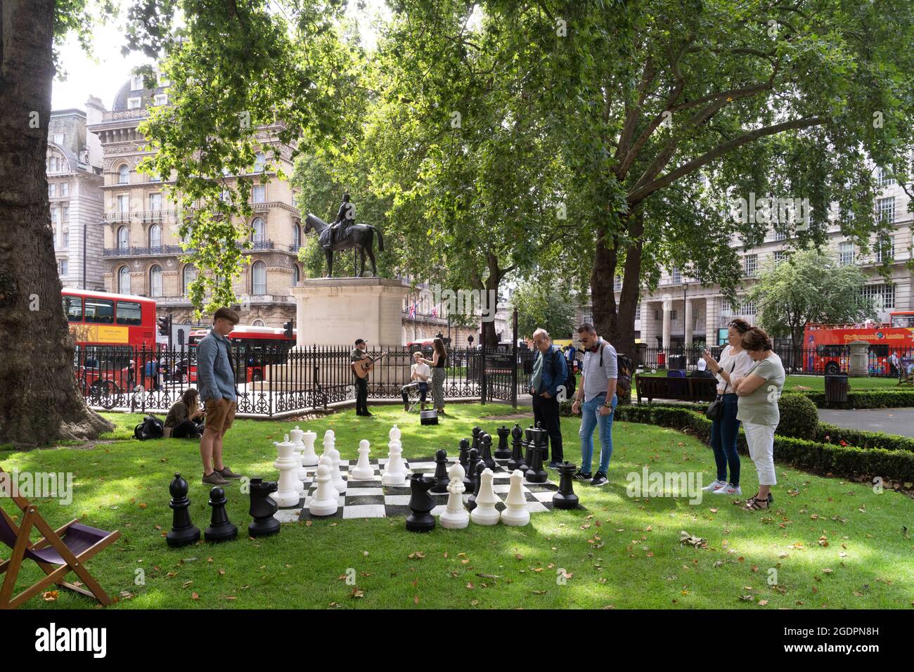 Playing giant chess at Lower Grosvenor gardens Stock Photo - Alamy