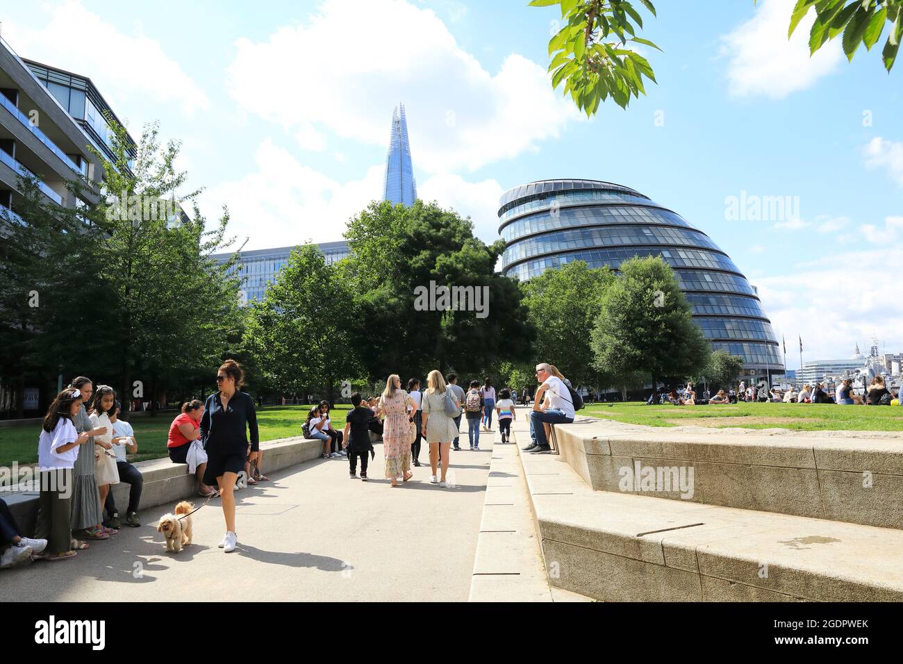 Potters field park and the shard hi-res stock photography and images ...