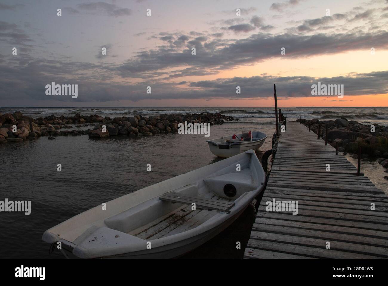 Boats in sea sunset hi-res stock photography and images - Alamy