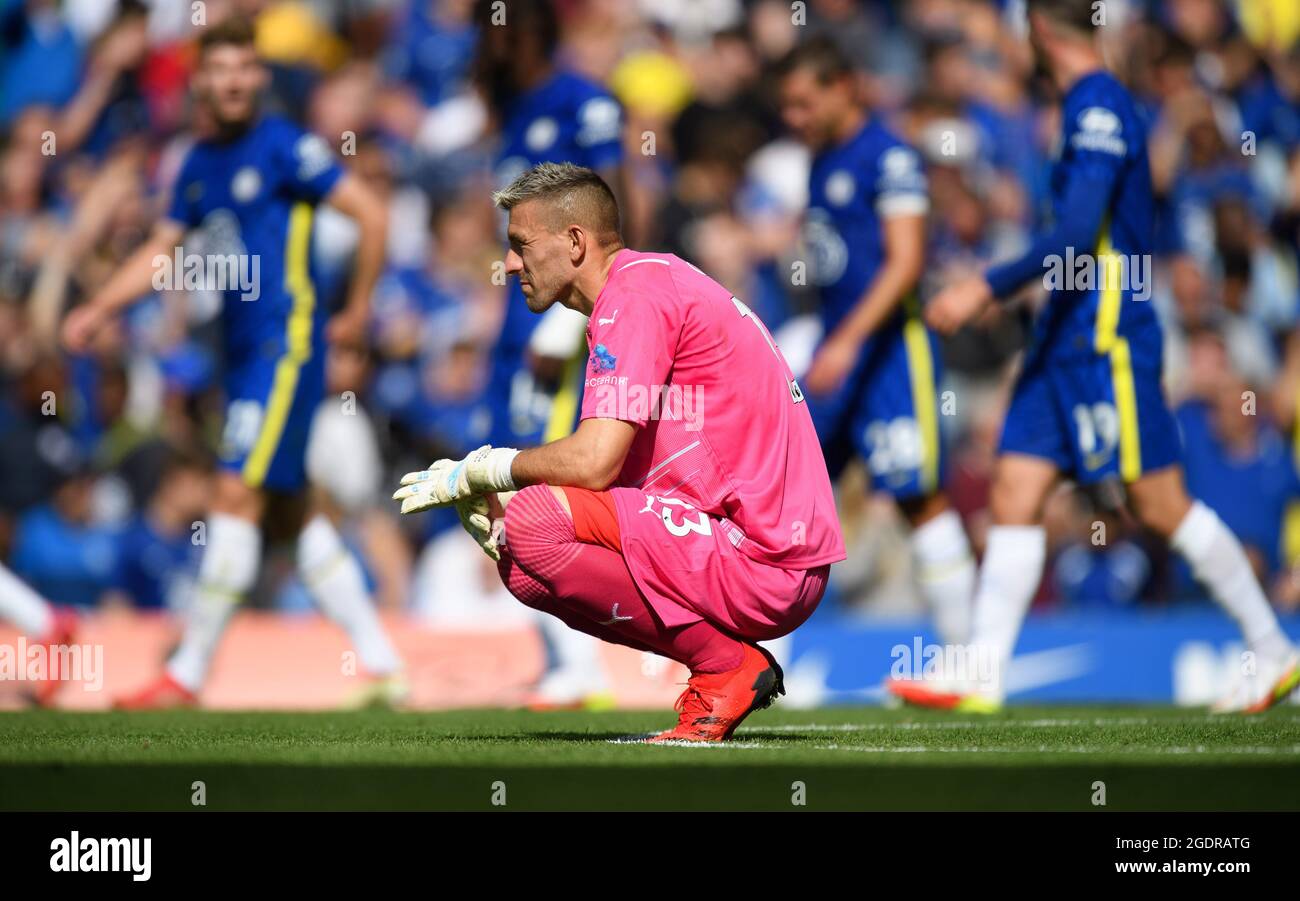 Crystal palace goalkeeper vicente guaita hi-res stock photography and ...