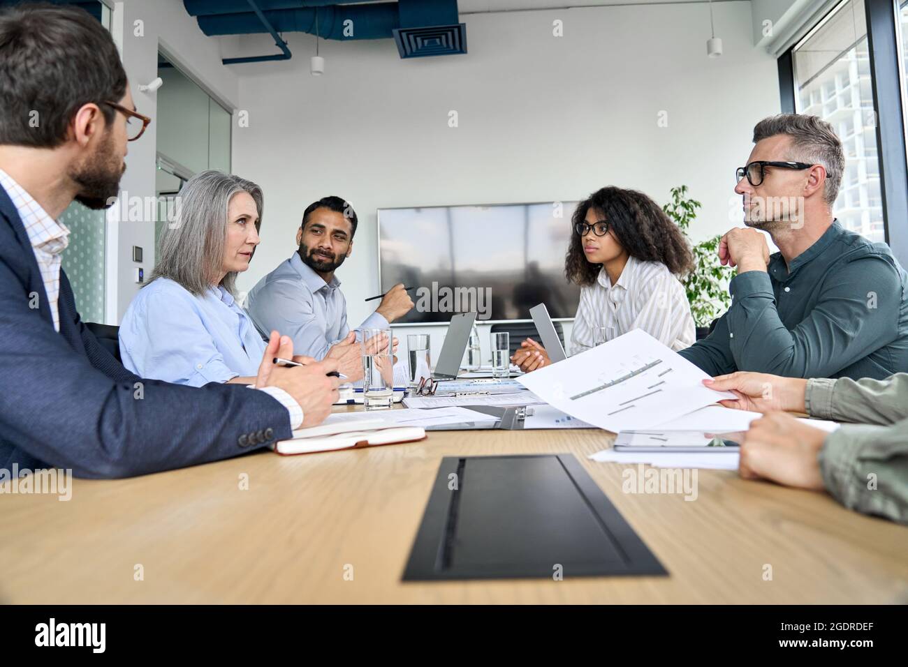 Diverse group of people meeting hi-res stock photography and images - Alamy