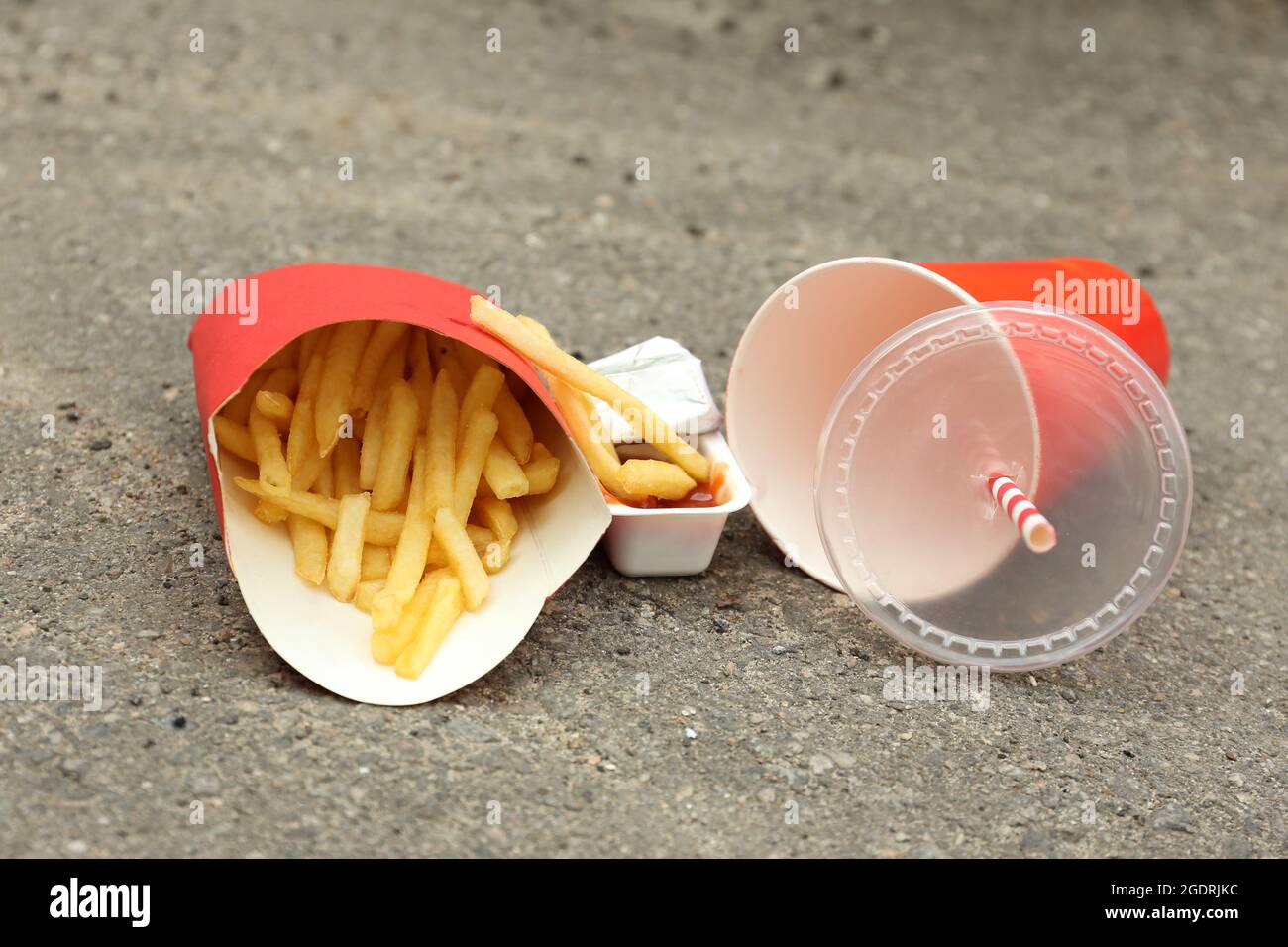 Red plastic cup street litter hi-res stock photography and images - Alamy