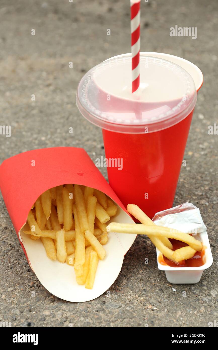 Red plastic cup street litter hi-res stock photography and images - Alamy