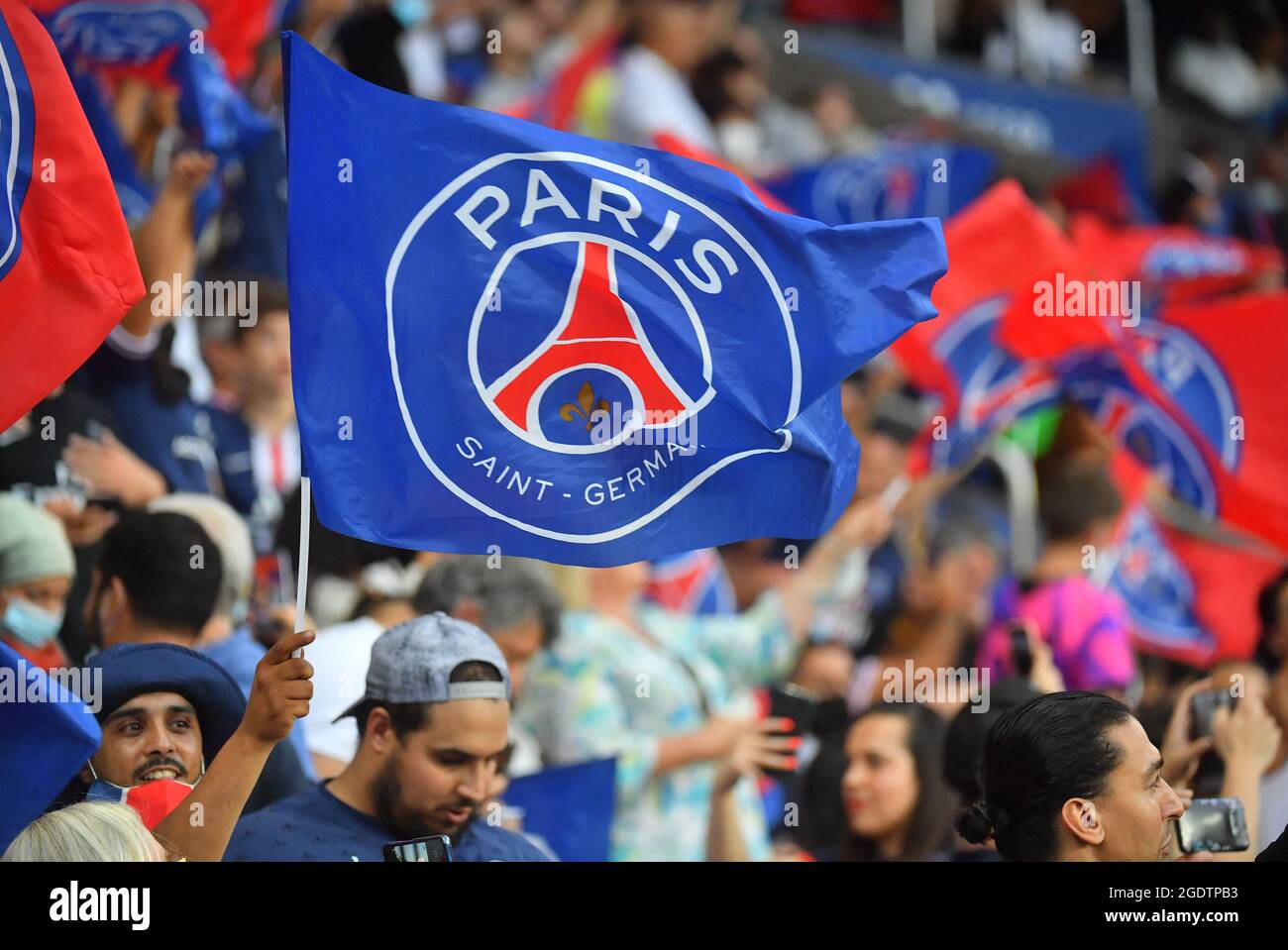 Parc des princes paris saint germain fans in the stands hi-res stock ...