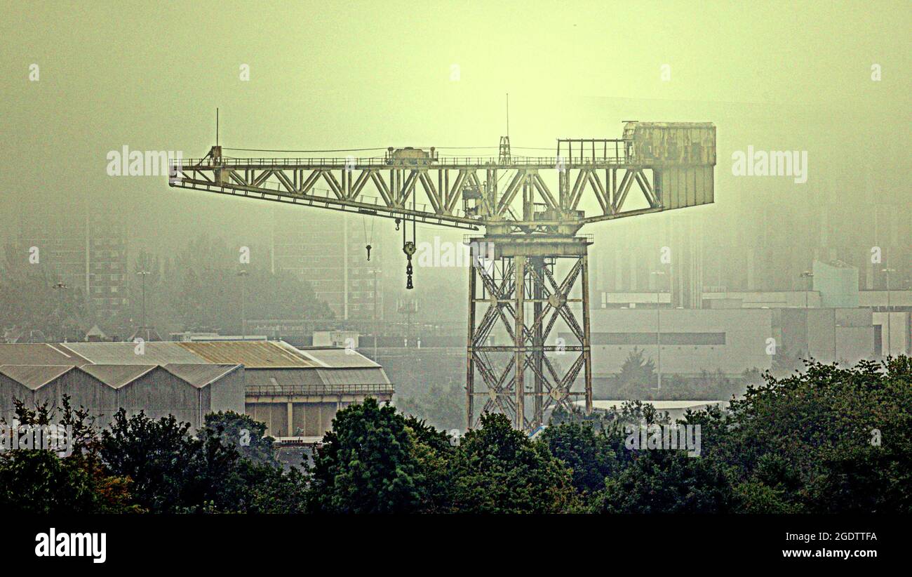 Barclay curle shipbuilding crane hi-res stock photography and images ...