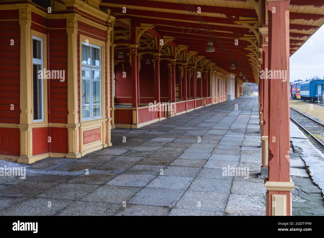 Wooden station canopy hi-res stock photography and images - Alamy