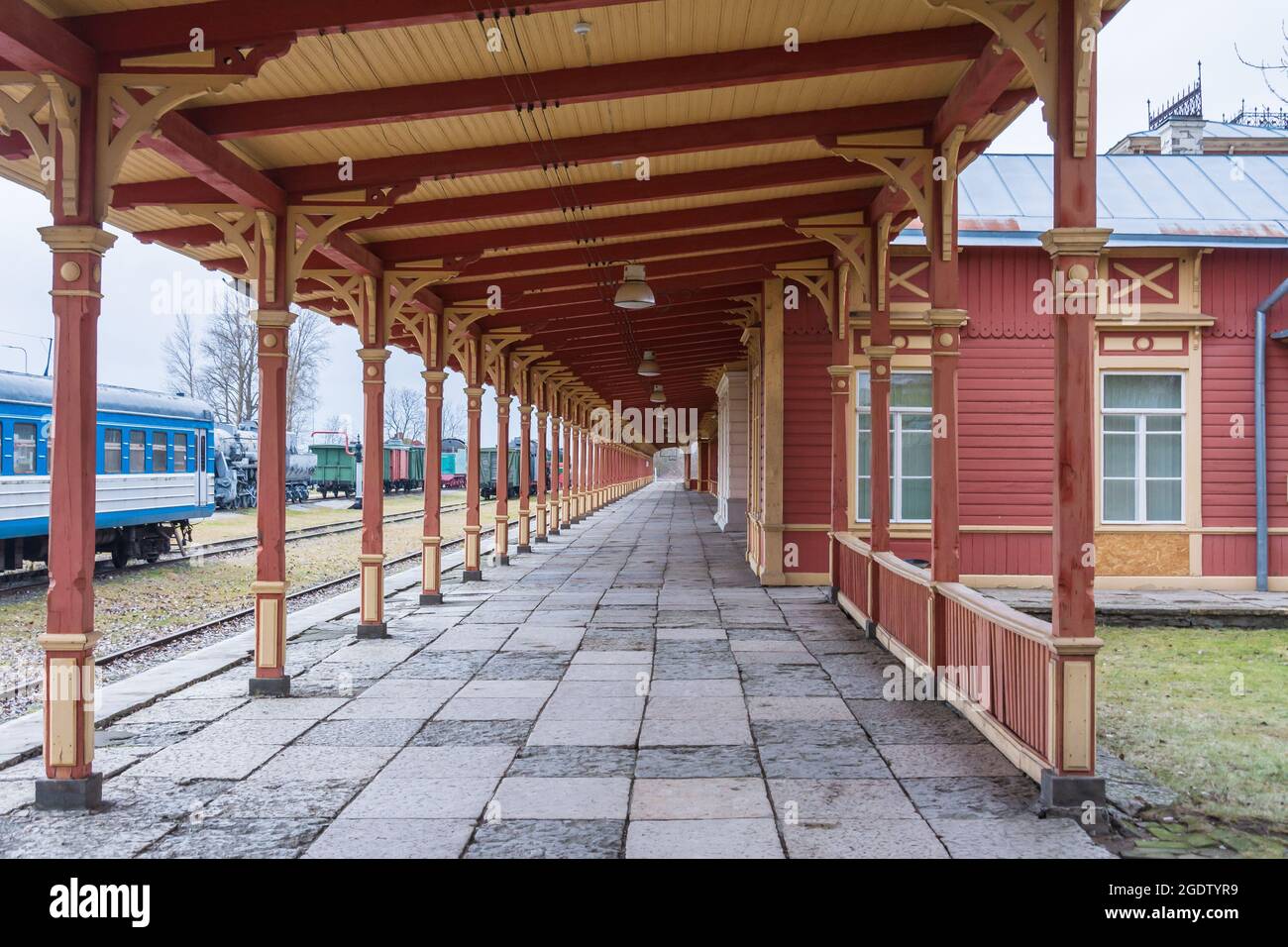 Wooden station canopy hi-res stock photography and images - Alamy