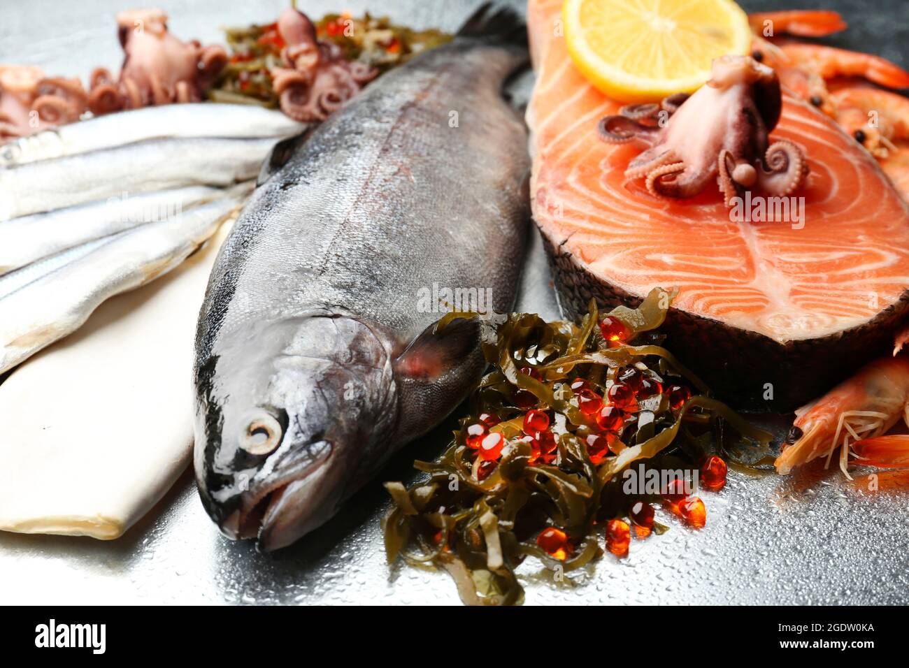 Fresh catch of fish and other seafood close-up Stock Photo - Alamy