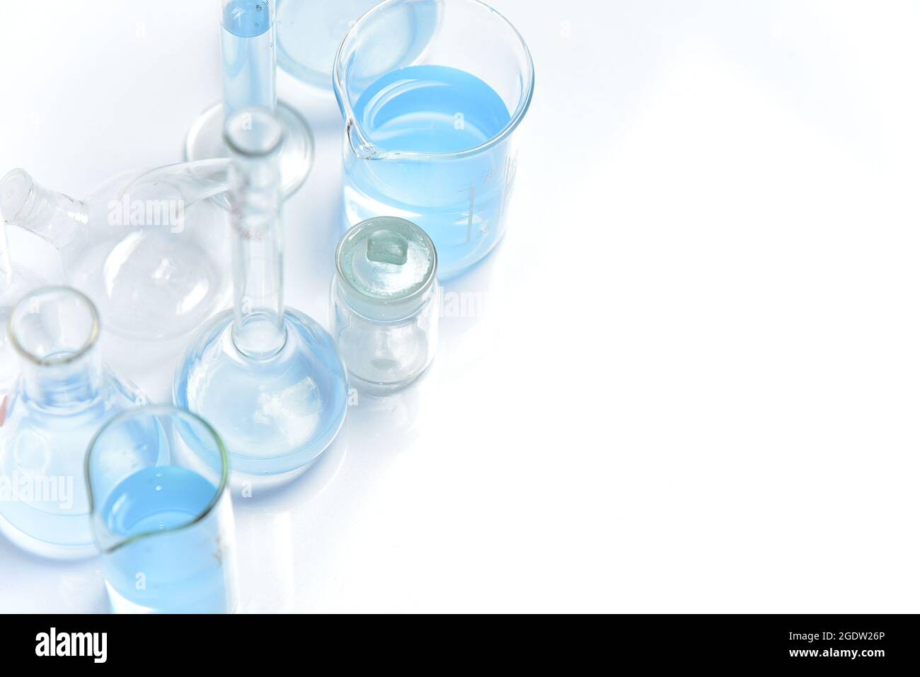Beakers flask hi-res stock photography and images - Alamy
