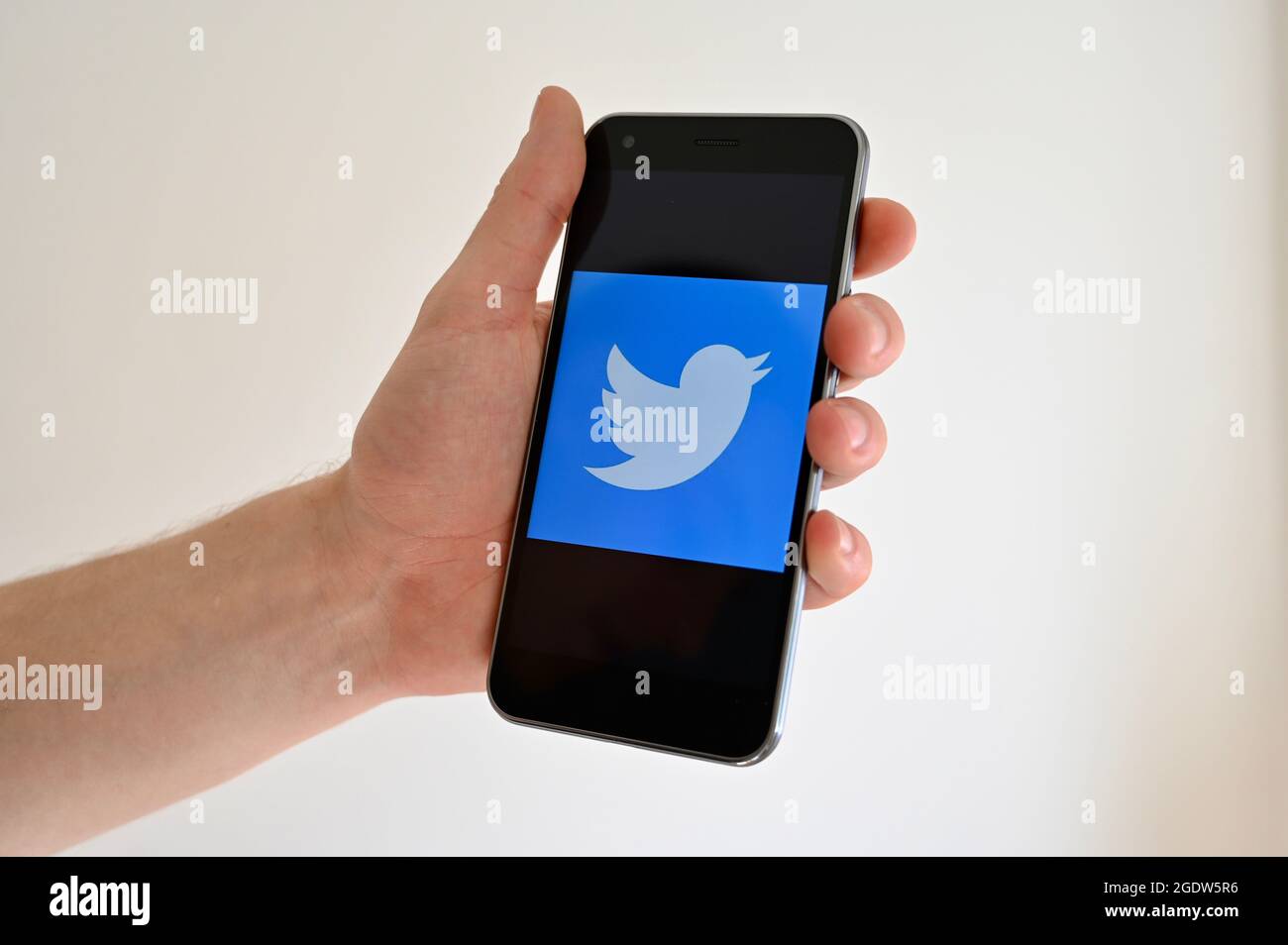 Twitter logo phone hi-res stock photography and images - Alamy